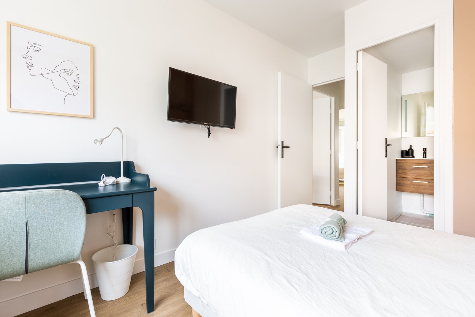 Fully furnished and equipped room with private bathroom! – Colocation City
